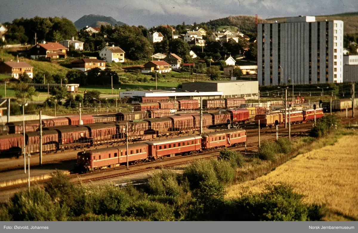 Elektrisk motorvognsett type 68A på Sandnes stasjon. - Norsk ...