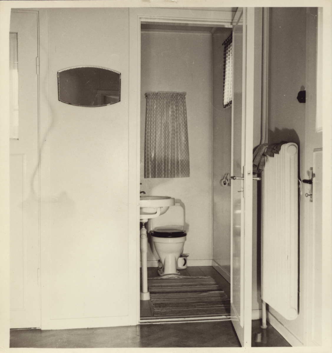 Toalett med handfat och vattenklosett i banvaktstuga. - Järnvägsmuseet ...