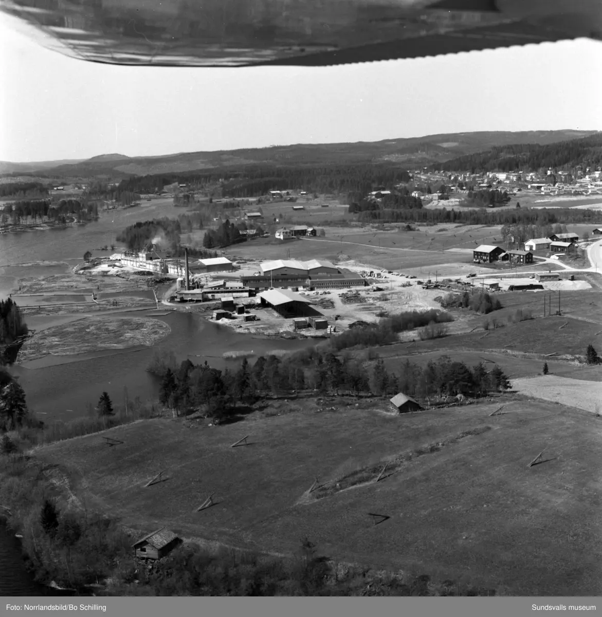 Flygfoton över Hassela, Plyfa-fabriken och omgivande gårdar ...