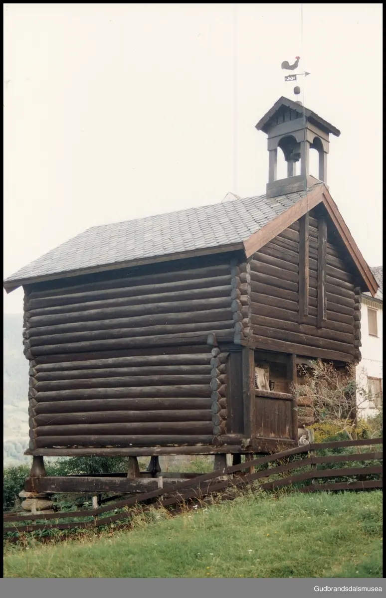 Stabbur med klokketårn på Lindvik 1995. - Gudbrandsdalsmusea ...