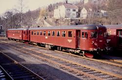 Dieselmotorvogner litra BM 86, nærmest BM 86 20, på Arendal stasjon ...