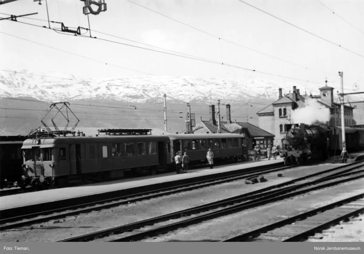 Persontog til Granvin med elektrisk motorvogn Bmeo 64 og personvogn ...