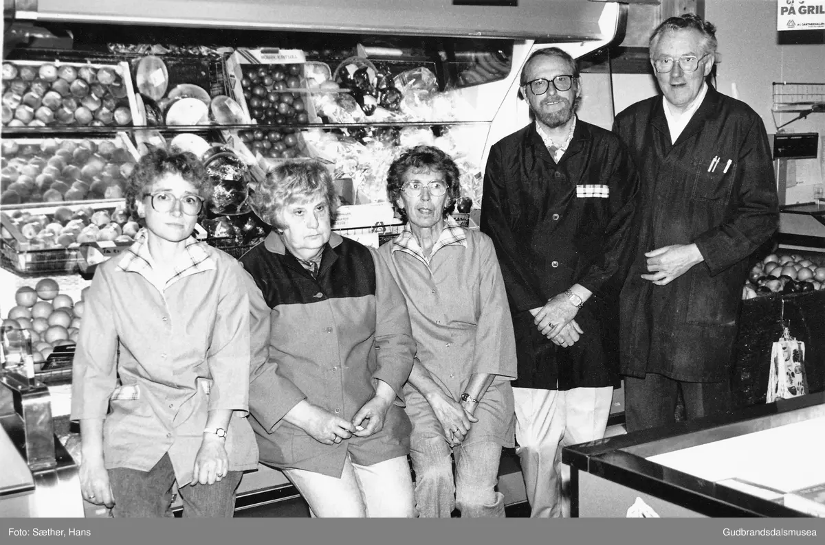 Betjeninga ved Ofossen Samvirkelag 1991 F.v.: Helen Hole (f. Klepp 1948 ...