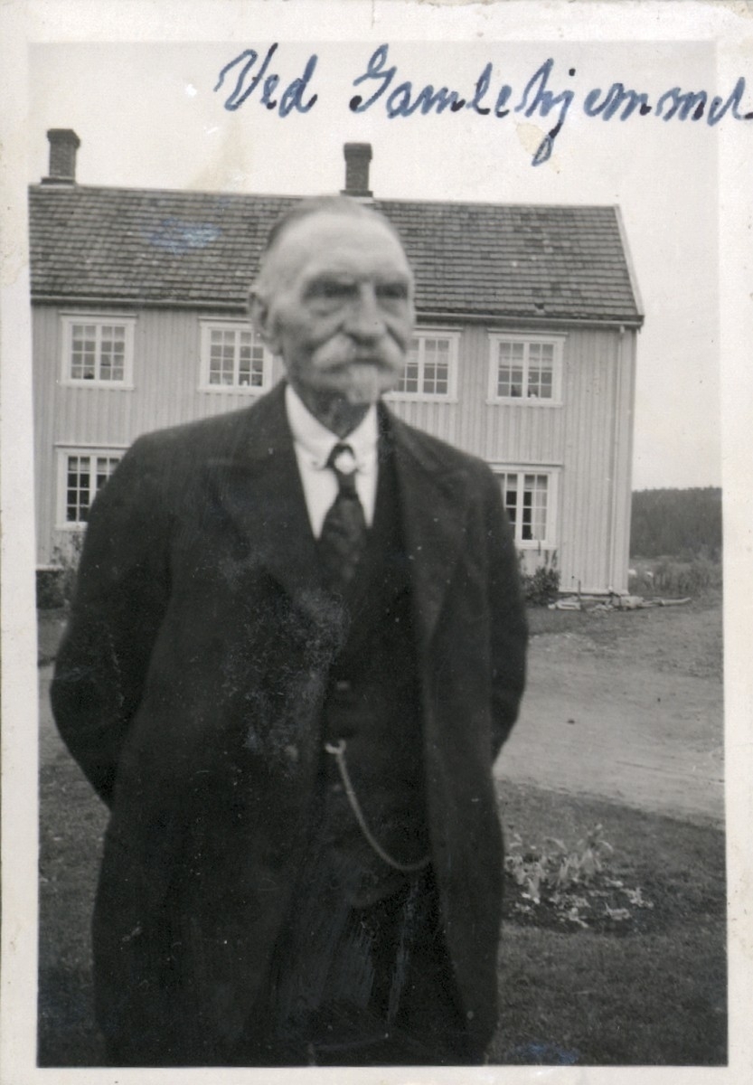 Olaf Berg ved gamleheimen - Nynorsk kultursentrum / DigitaltMuseum