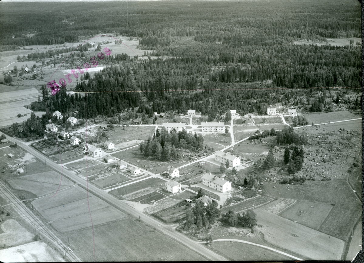 Flygfoto över Gammelby, Virsbo. - Västmanlands läns museum / DigitaltMuseum