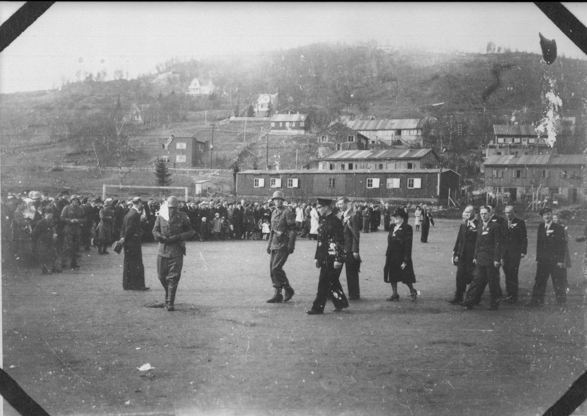 Soldater og sivile samles på Harstad stadion, 17. mai 1945. - Sør-Troms ...