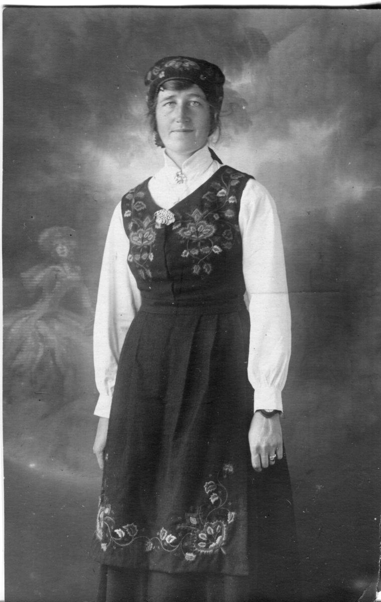 Ingebjørg Voldene i bunad. - Valdres Folkemuseum / DigitaltMuseum