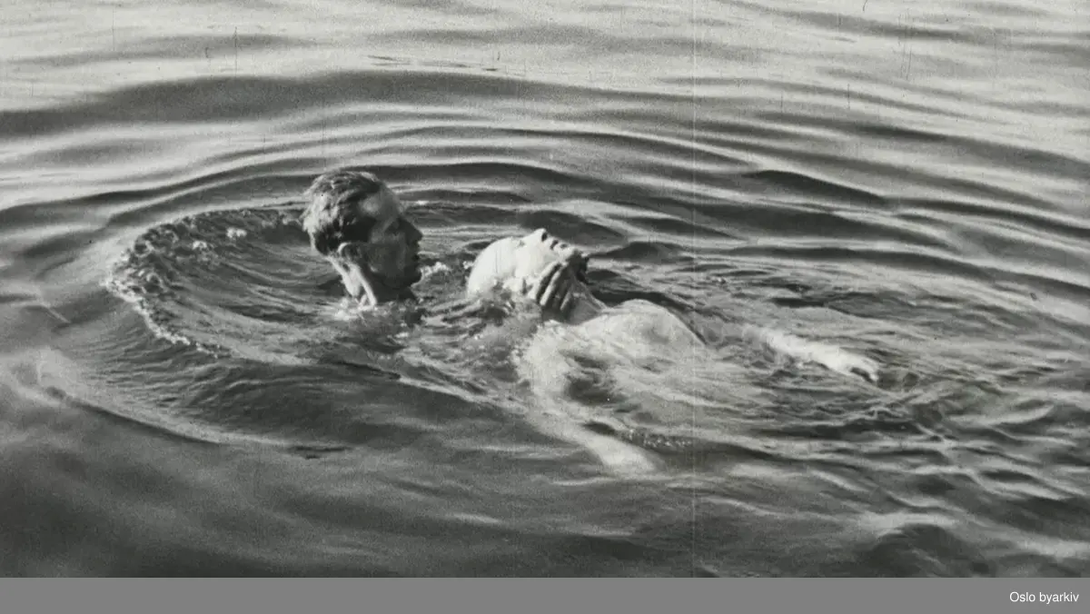 Livredningsselskabets bad driver øvelse - Oslo byarkiv / DigitaltMuseum