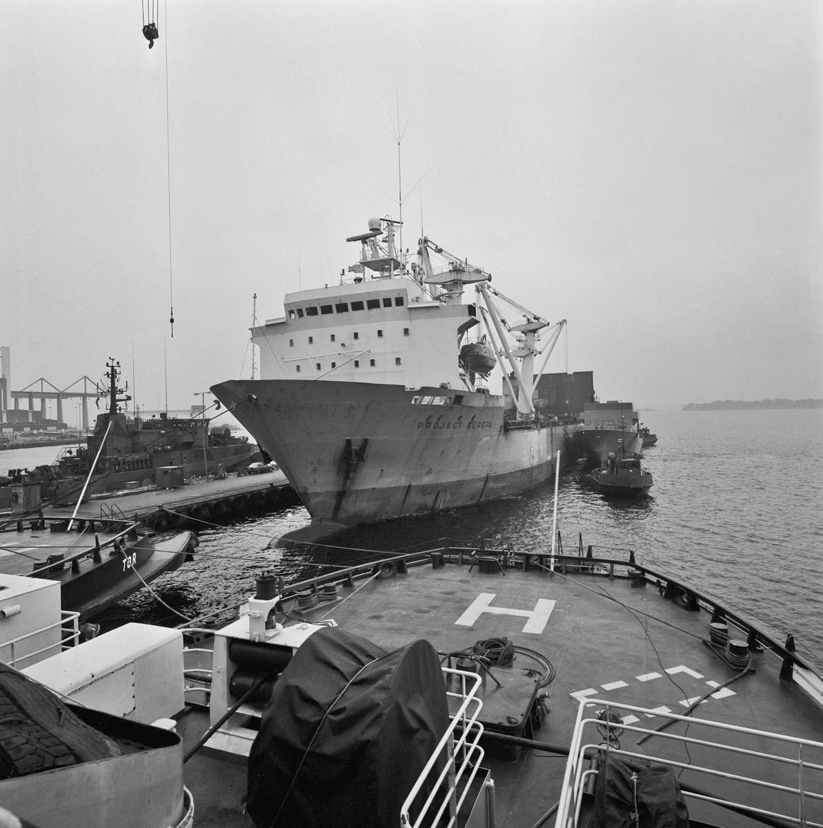 Lyft av Nyb 436 Singaporfartyget till lastfartyget Hommoel ...