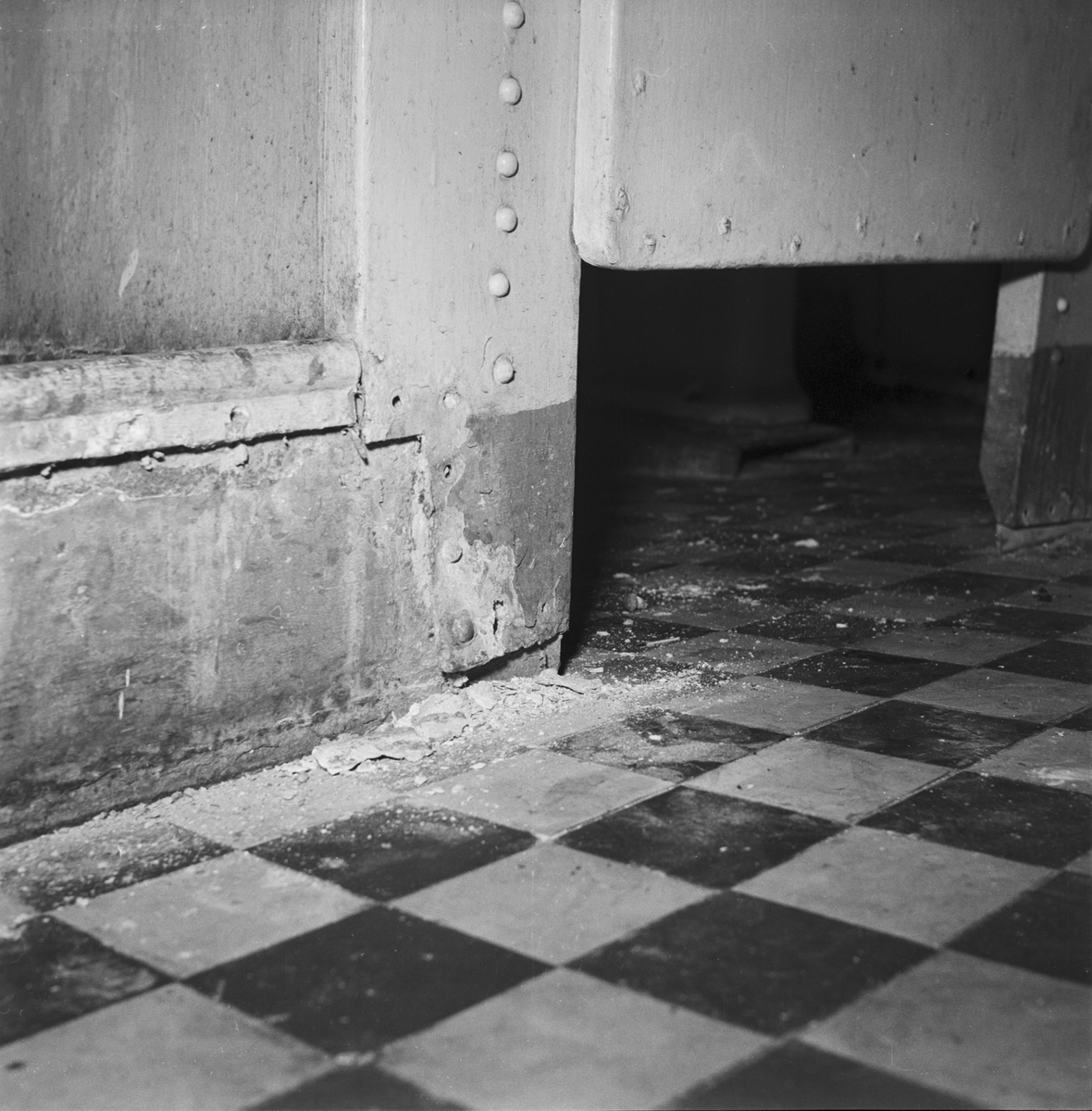 "Tre Kronar" frätskador å skott skarvsekt. - Marinmuseum / DigitaltMuseum