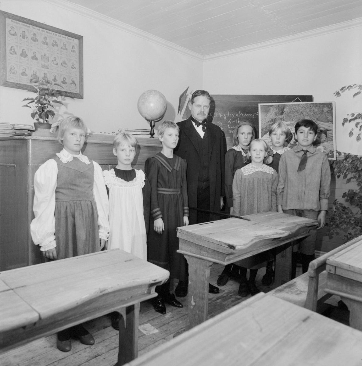 Väla skola, Skansen. Lärare och barn i klassrummet. - Skansen ...