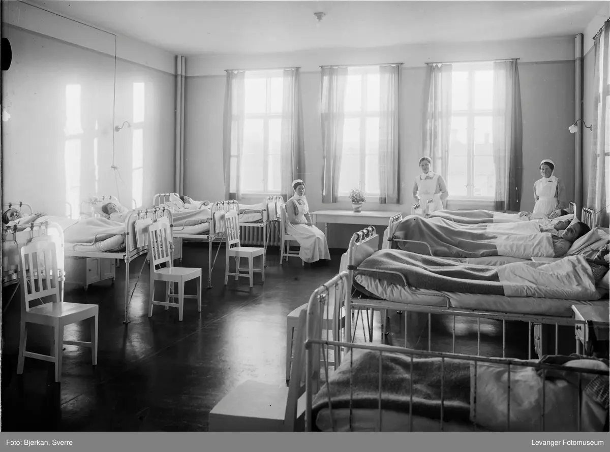Fra pasientrom, kvinnesalen på Levanger Sykehus. Sykepleierne her var ...