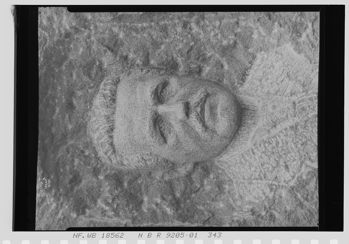 Prot: Bjerke dr gravmonument - Norsk Folkemuseum / DigitaltMuseum