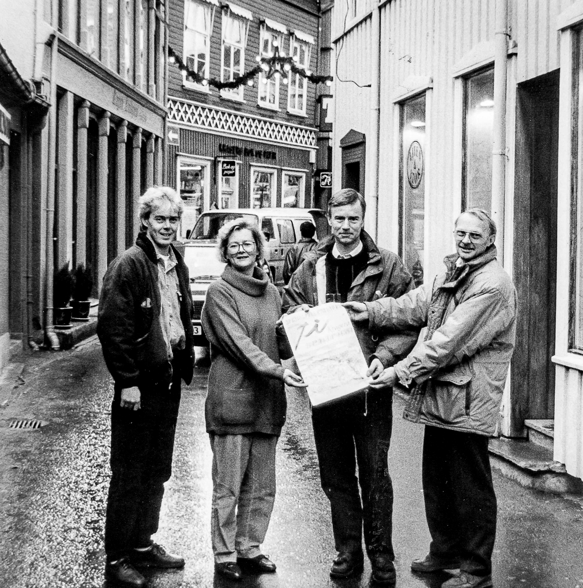 Butikkeiere , fra høyre, Arvid Hansen, Tore Mylius, Karen Marie Kilen ...