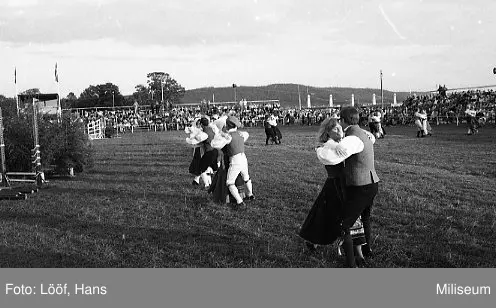 Modern Femkamp, VM. Inmarschen på ELMIA-fältet. Folkdansare. - Miliseum ...