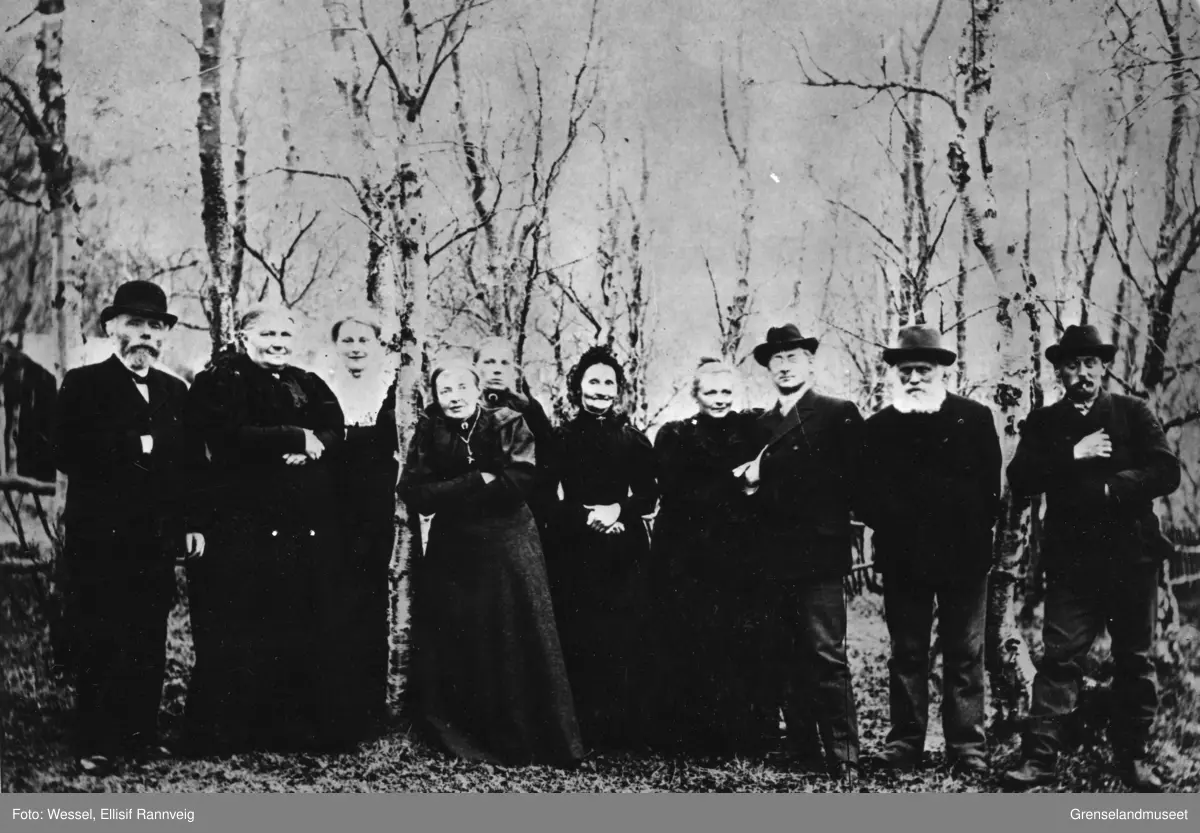 En gruppe mennesker fotografert i hagen på Solheim, 1890-årene. Fra ...