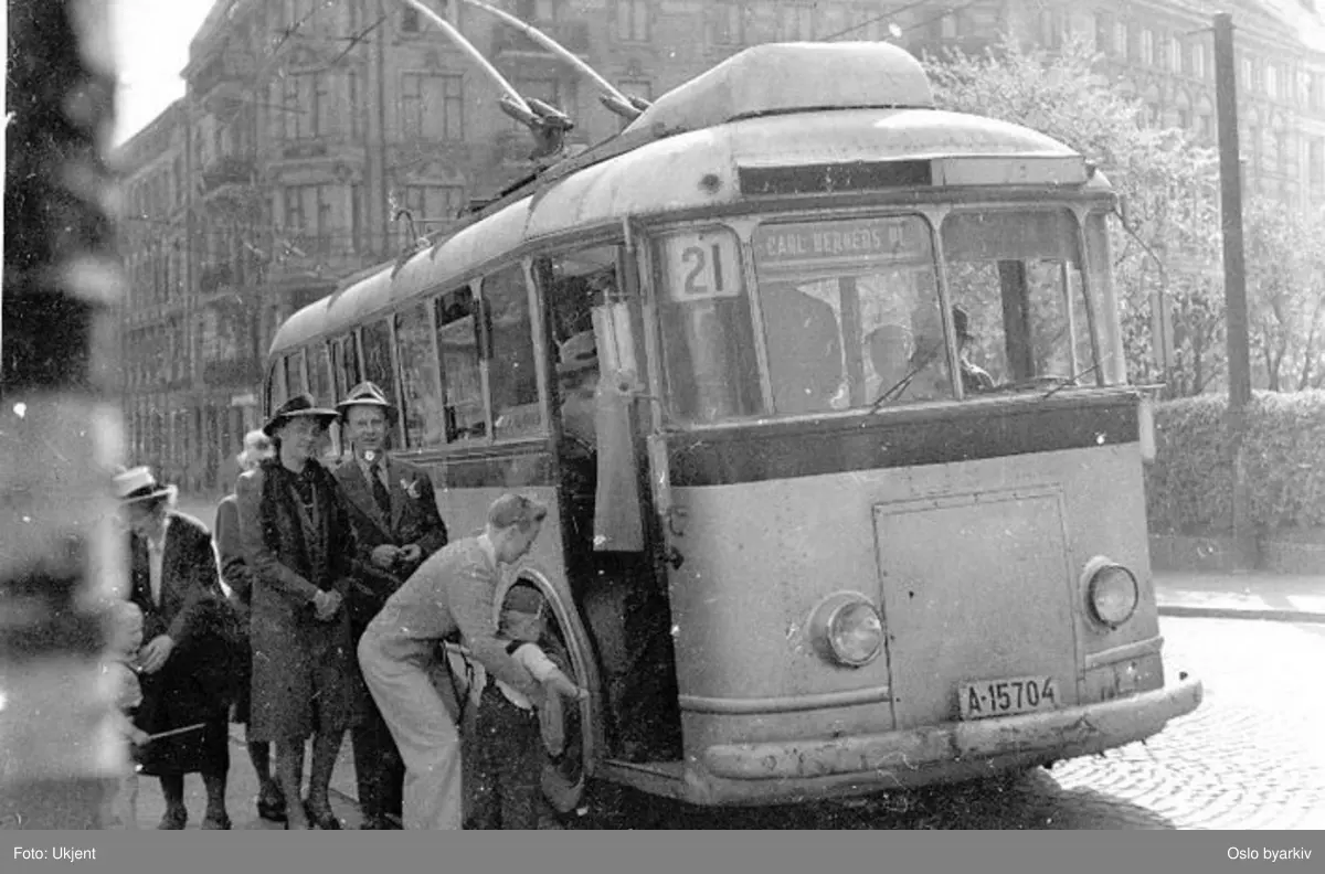 Oslo Sporveier. A-15704, trolleybuss linje 21, reisende i påstigning i ...
