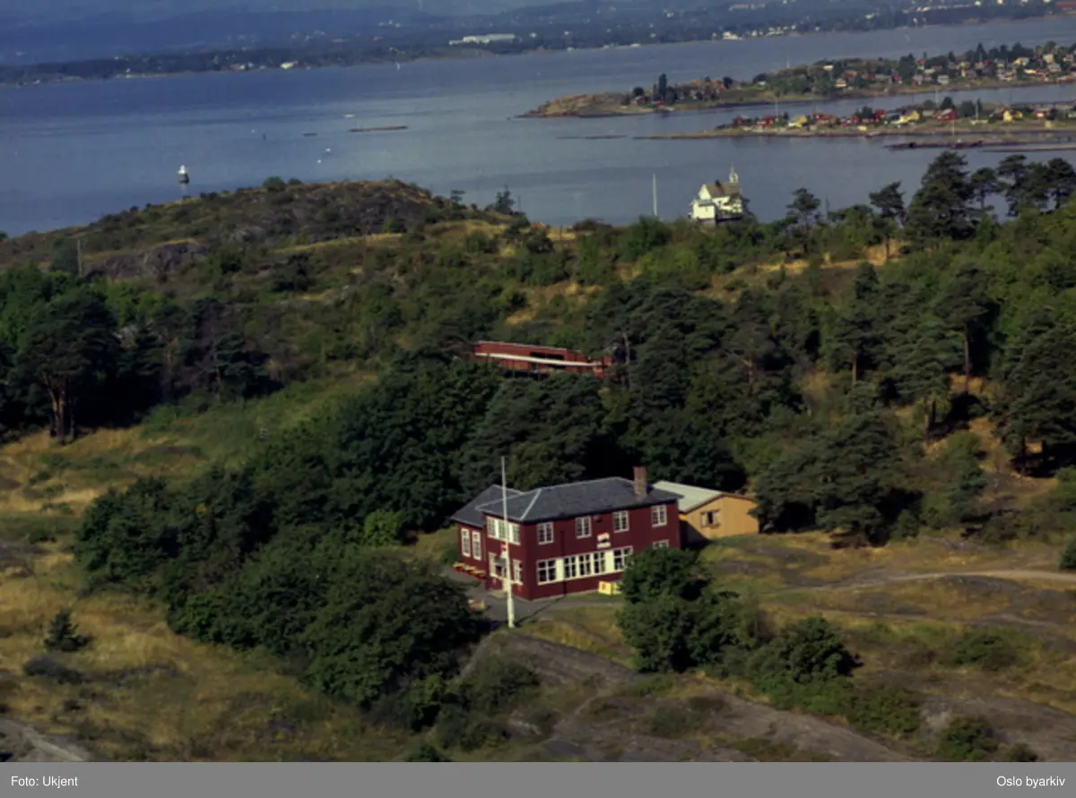 Gressholmen kro, skytebanen (Flyfoto) - Oslo byarkiv / DigitaltMuseum