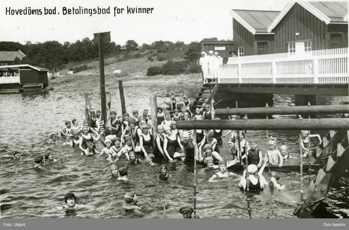 Hovedøya bad. Damebadets betalingsbad med badende kvinner og barn. Tre ...