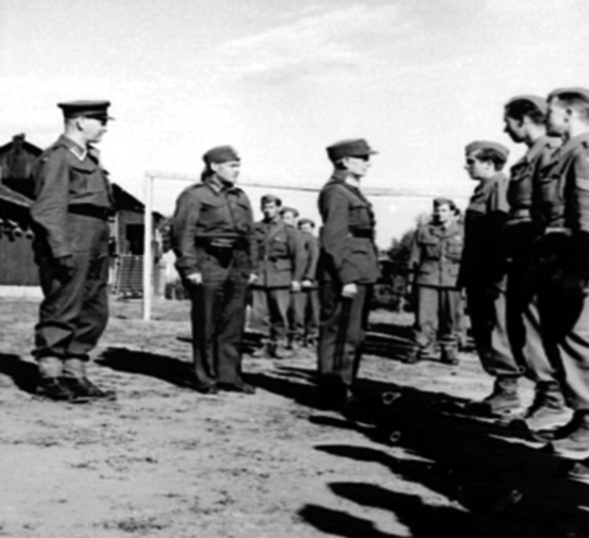 GENERAL OTTO RUGE INSPISERER MILITÆRE ETTER KRIGEN, RIDEHUSET ...