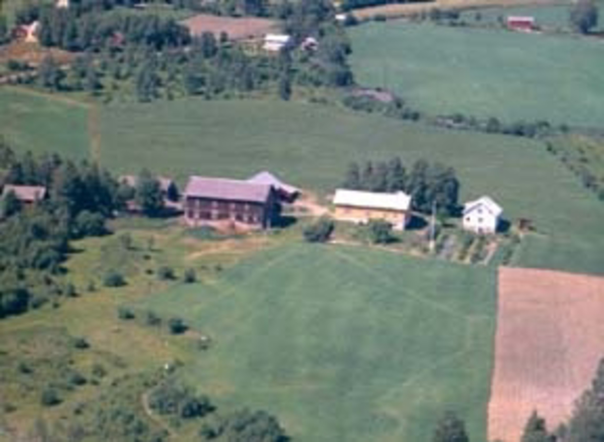 Flyfoto av Stensli gård, Furnes, Ringsaker. - Anno Domkirkeodden ...