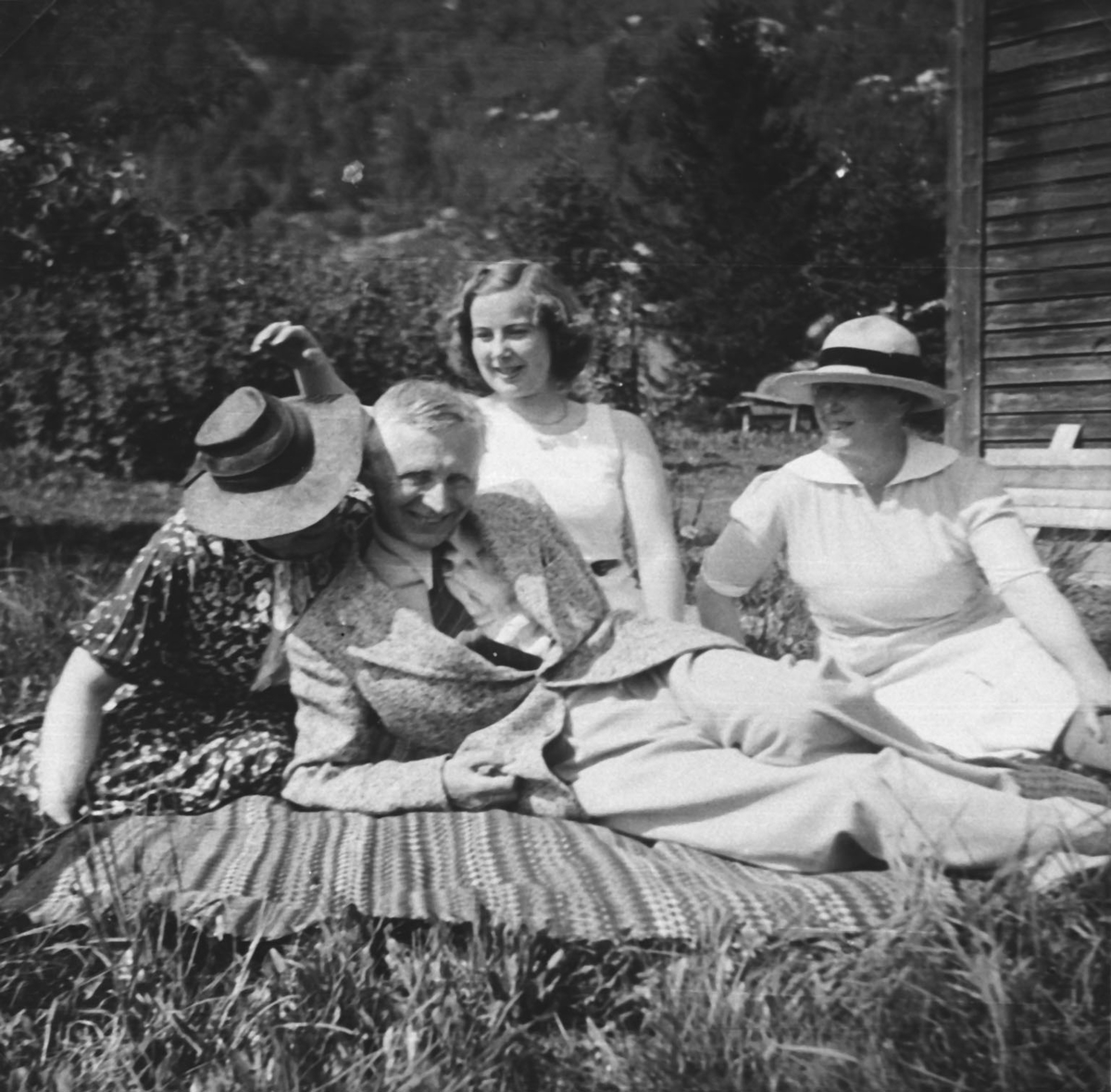 Olav og Gro Holm saman med jordmor Sigrid Haavik og hennar dotter ...