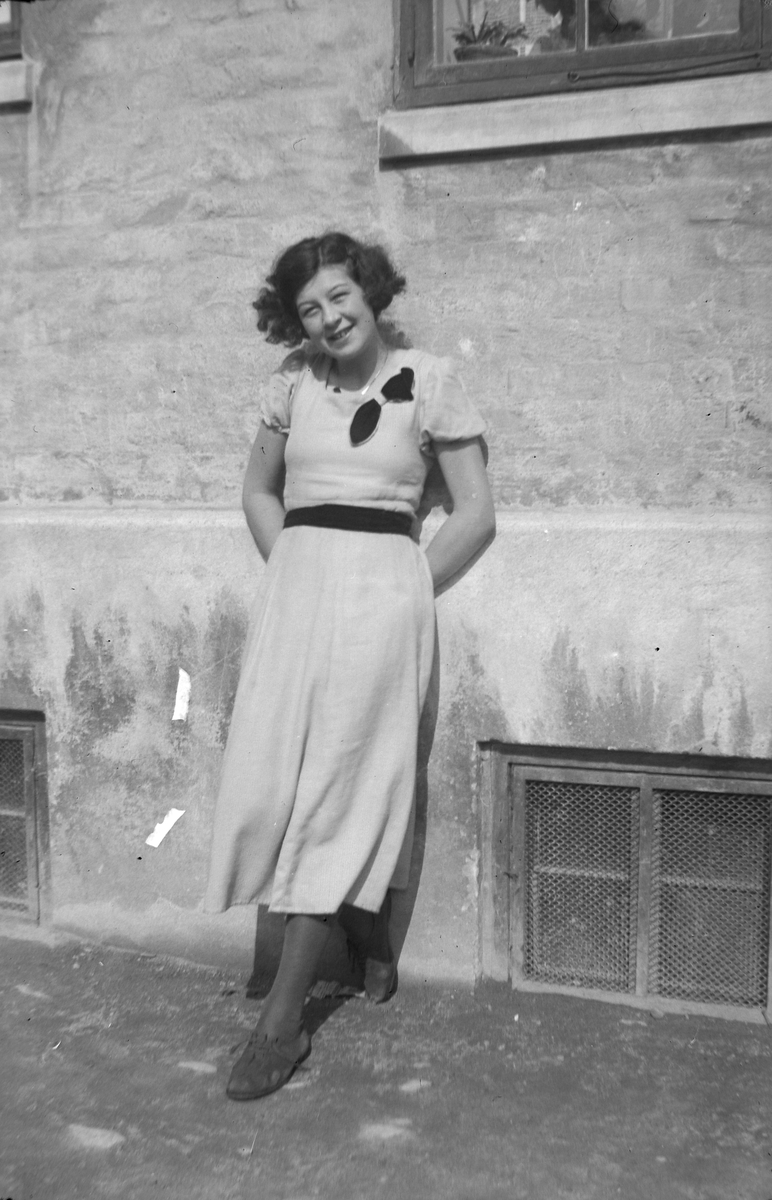 Gudrun Dahle fotografert i forbindelse med belønning fra Carnegie ...