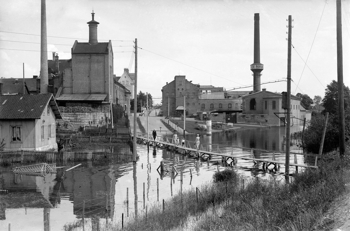 Bryggeriundergangen i Hamar under flommen i 1927. Huset til venstre ...