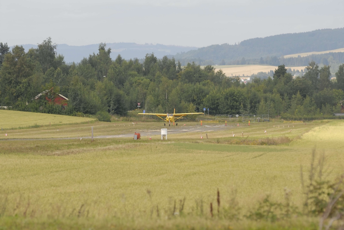 Hamar Flyplass. Flyfoto. Luftfoto utført i forbindelse med Vangsboka ...