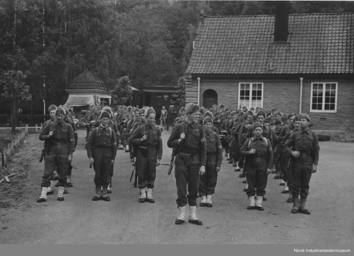 Til Oslo - parade for Kongen. Ved Notodden stasjon. - Norsk ...