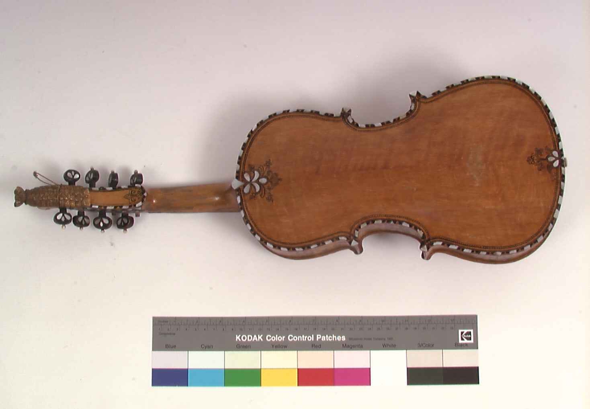 Hardingfele - Norsk Folkemuseum / DigitaltMuseum