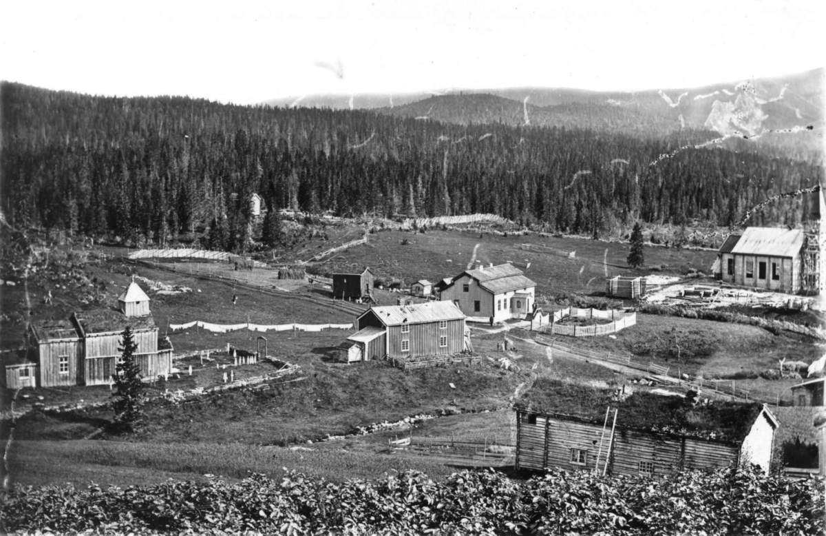 Hattfjelldal sentrum med den gamle og den nye kirken, den nye under ...