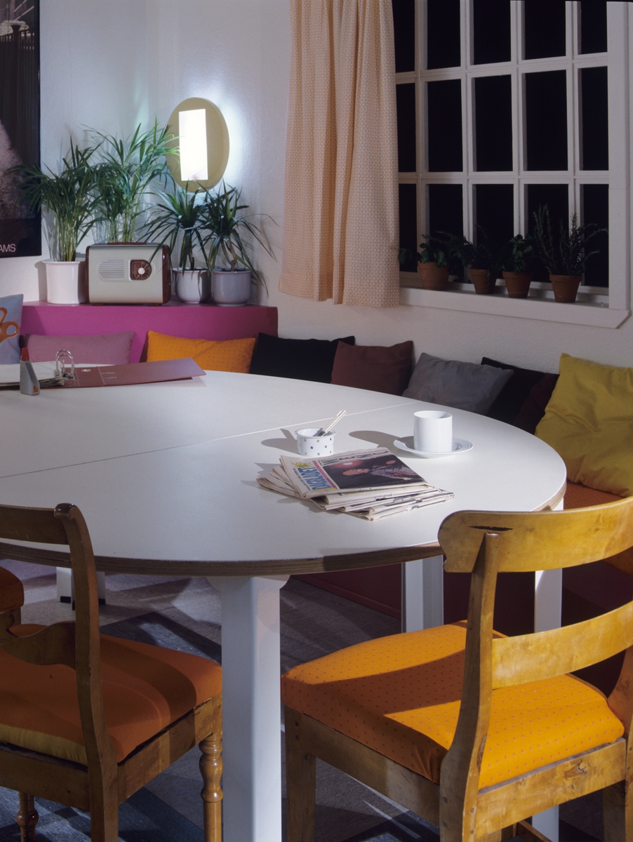 Spisekrok med bord og stoler. llustrasjonbilde fra Bonytt 1987. - Norsk ...