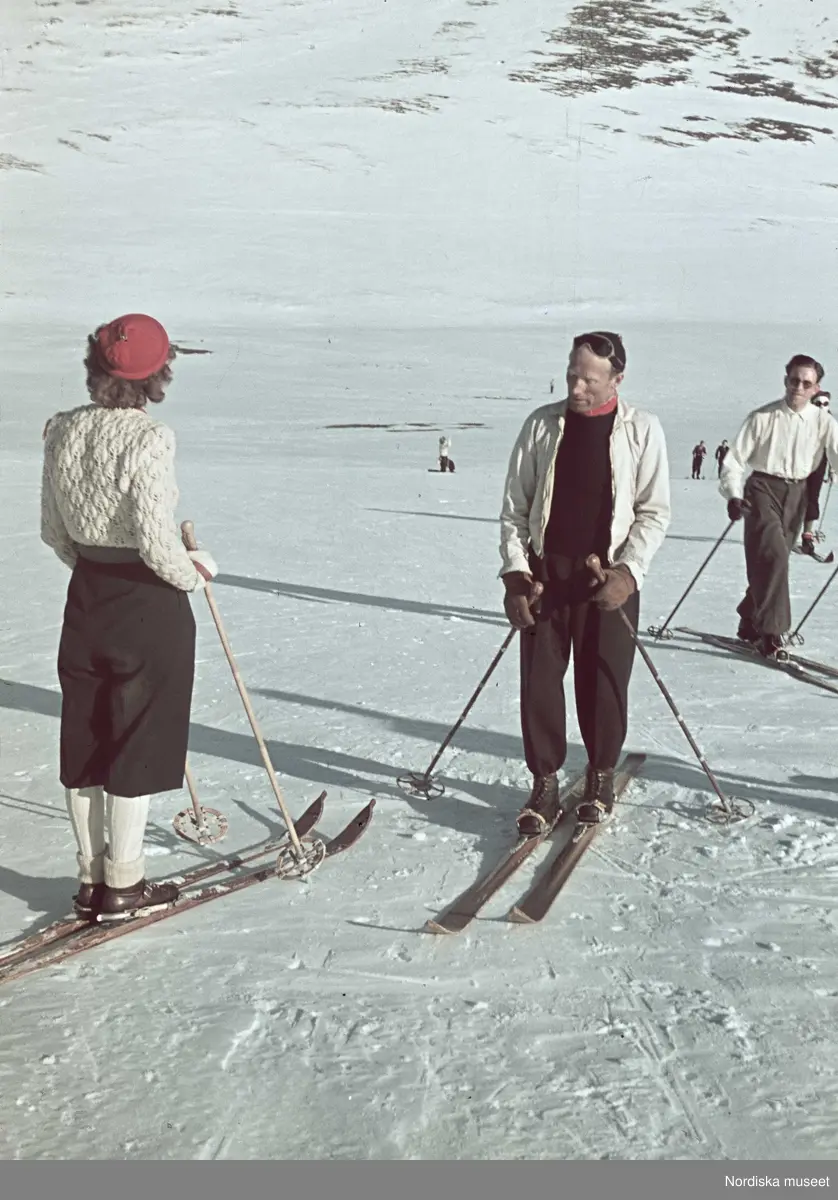 Skidåkning. Skidåkare i fjällen en solig dag. - Nordiska museet ...