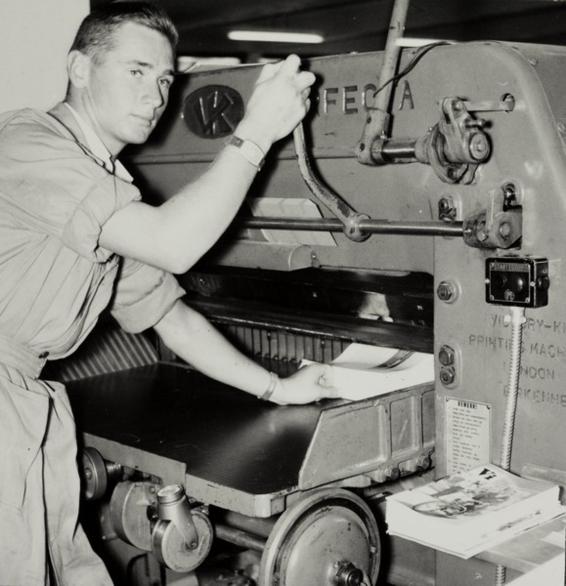 Magne Hansen tar seg av beskjæringen - Jærmuseet / DigitaltMuseum