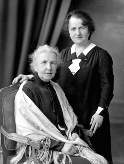 Stämplat på kartongen: "Fotograf Almquist, Maria Lundbäcks Eftr ...