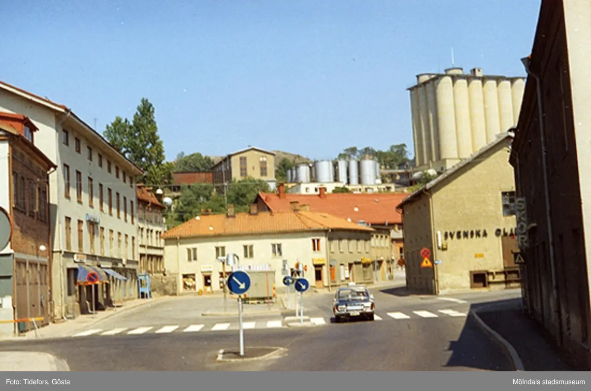 Gamla torget, 1960-tal. Det skuggade huset till höger, med skylten ...