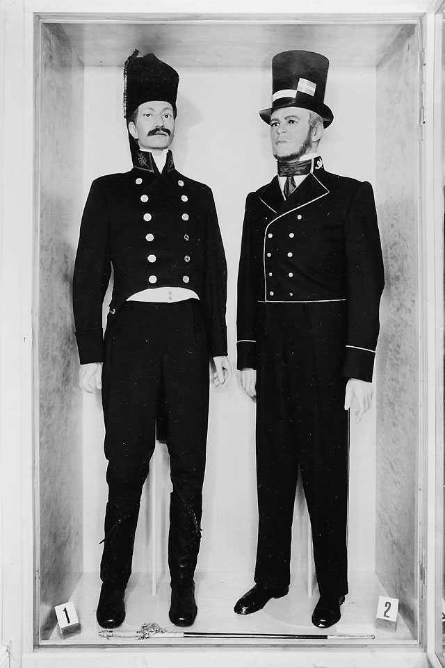 T.v. paraduniform för postmästare, förra hälften av 1800-talet. T.h ...