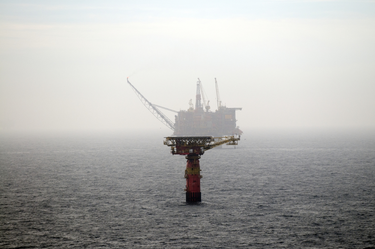 Lastebøyen til Statfjord C med Statfjord A i bakgrunnen. Foto tatt fra ...
