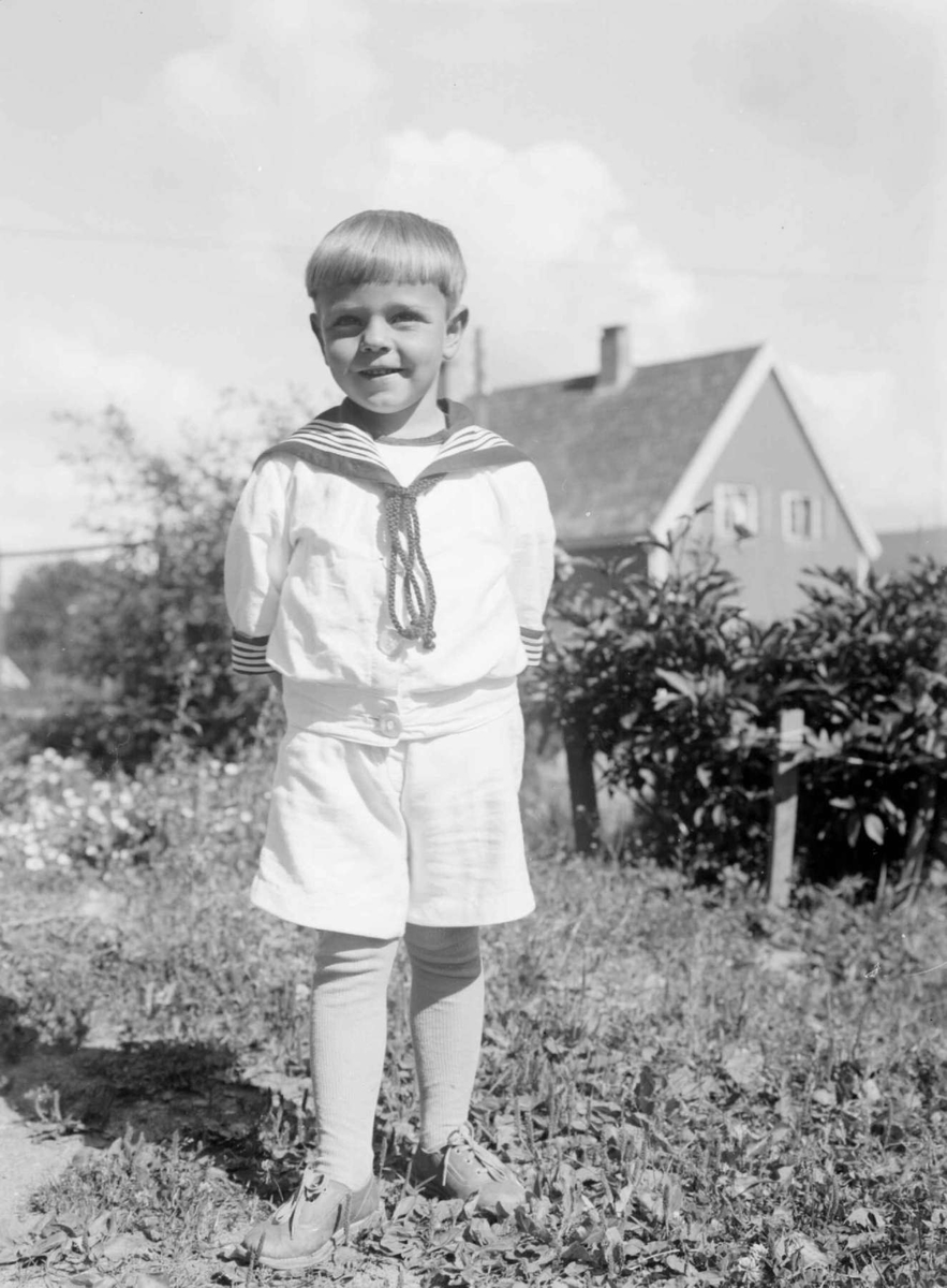 Liten gutt i matrosdress. Gunnar Berge i hagen. - Maihaugen ...