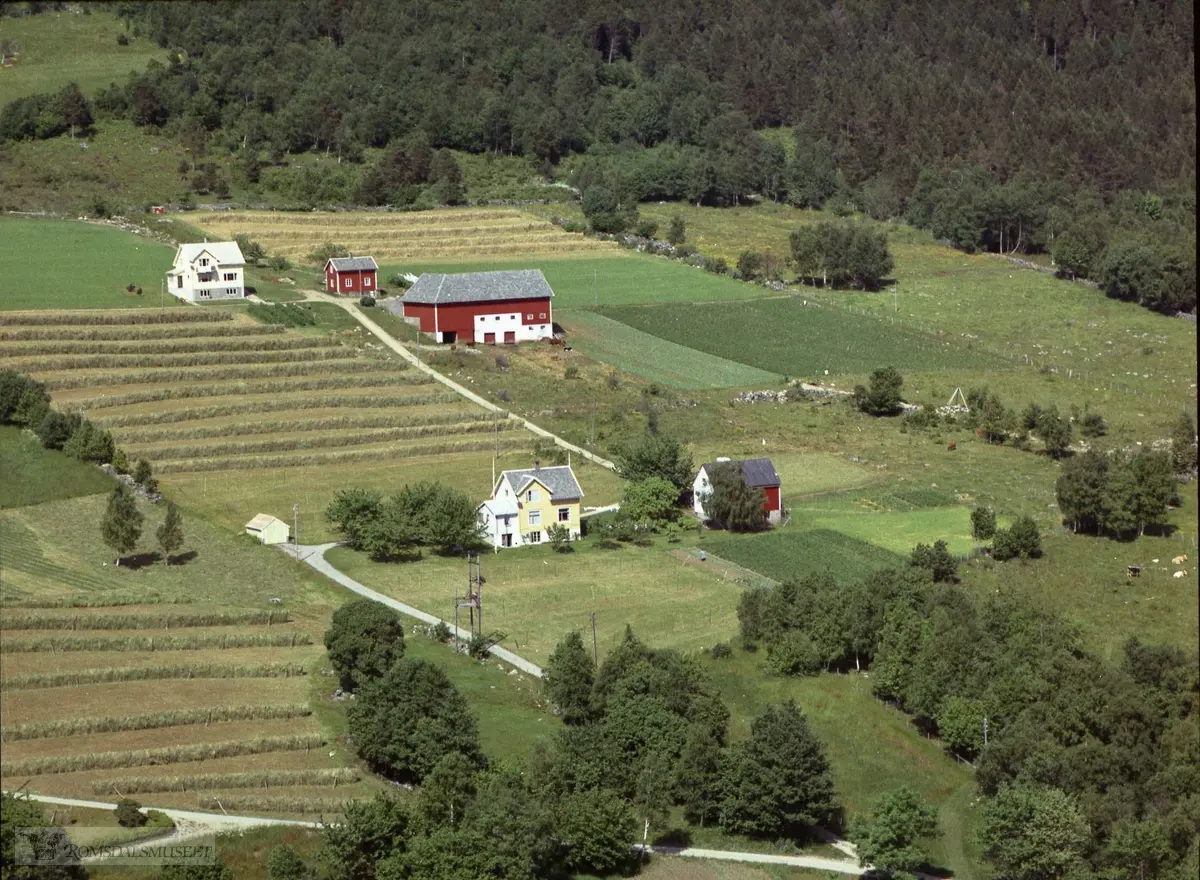 Ås, gnr. 52..Bakerst er bnr 3. Det nye tunet i "Nordigarden". .Fremst ...