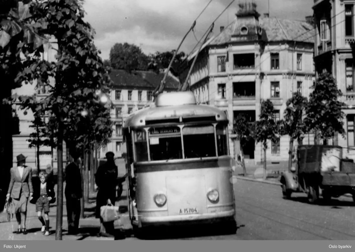 Oslo Sporveier. A-15703, trolleybuss linje 21, påstigning ved ...