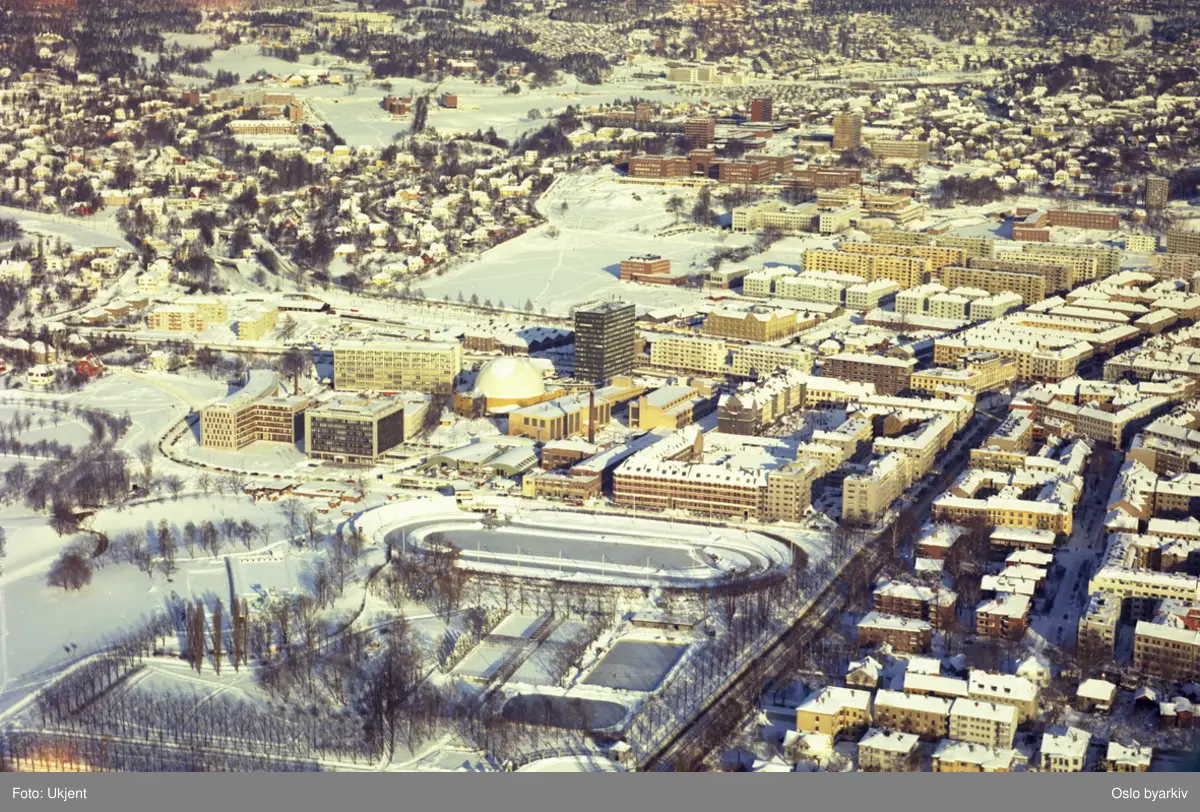 Frognerparken og Frogner stadion med Middelthuns gate bak. Kirkeveien ...