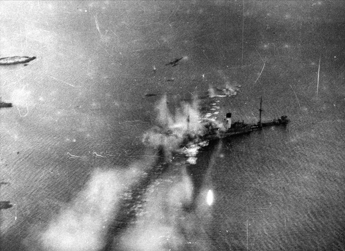 Banff Strike Wing angriper et synkende, fiendtlig fartøy i en norsk ...