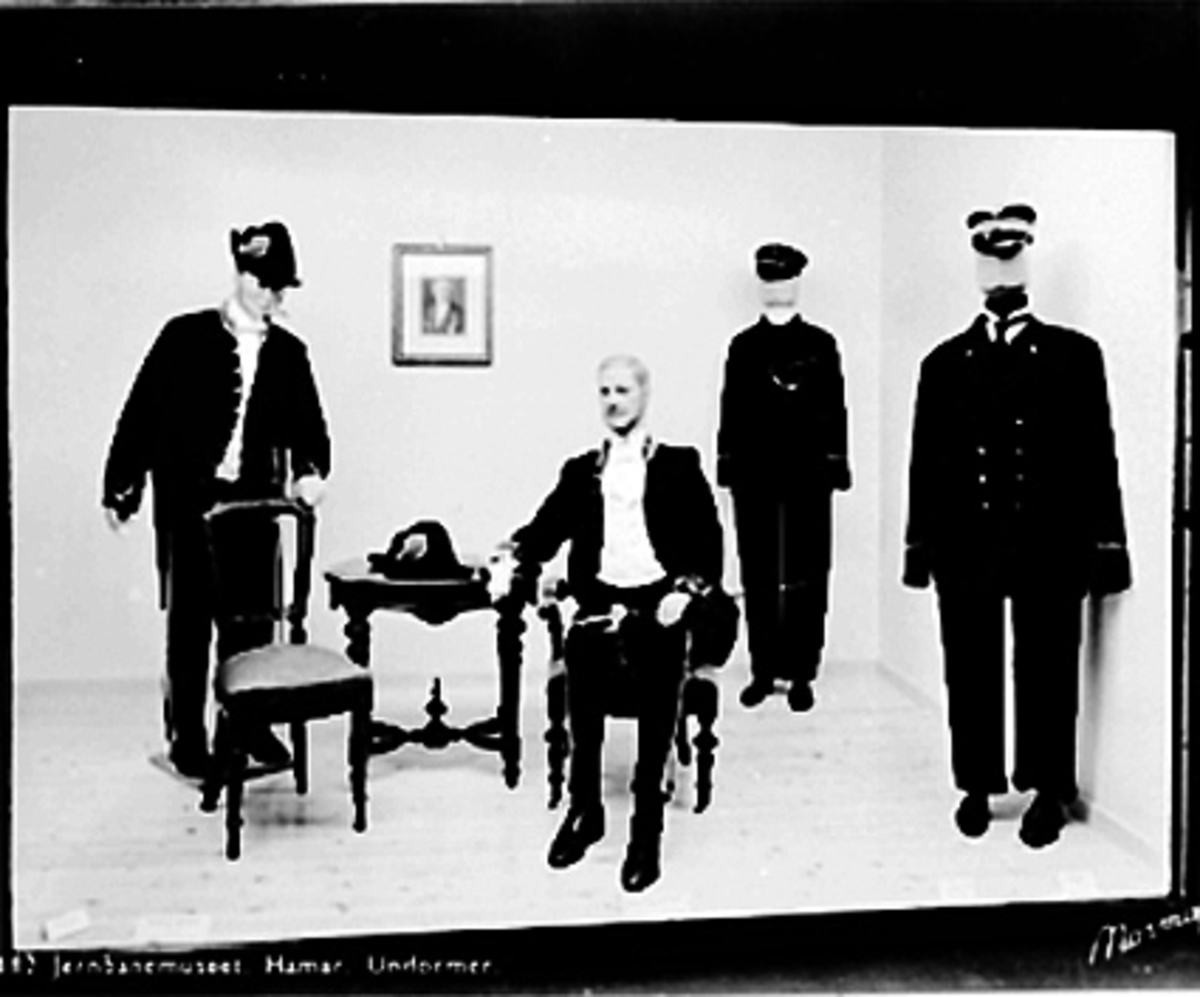 Postkort, Hamar, Norsk Jernbanemuseum, interiør fra utstillingene ...