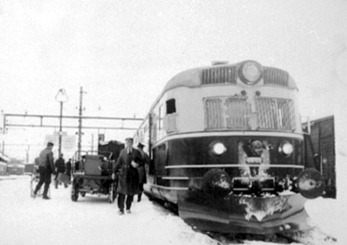 HAMAR JERNBANESTASJON, DOVREEKSPRESSEN, DIESELDREVET, LYNTOGET, PERRONG ...