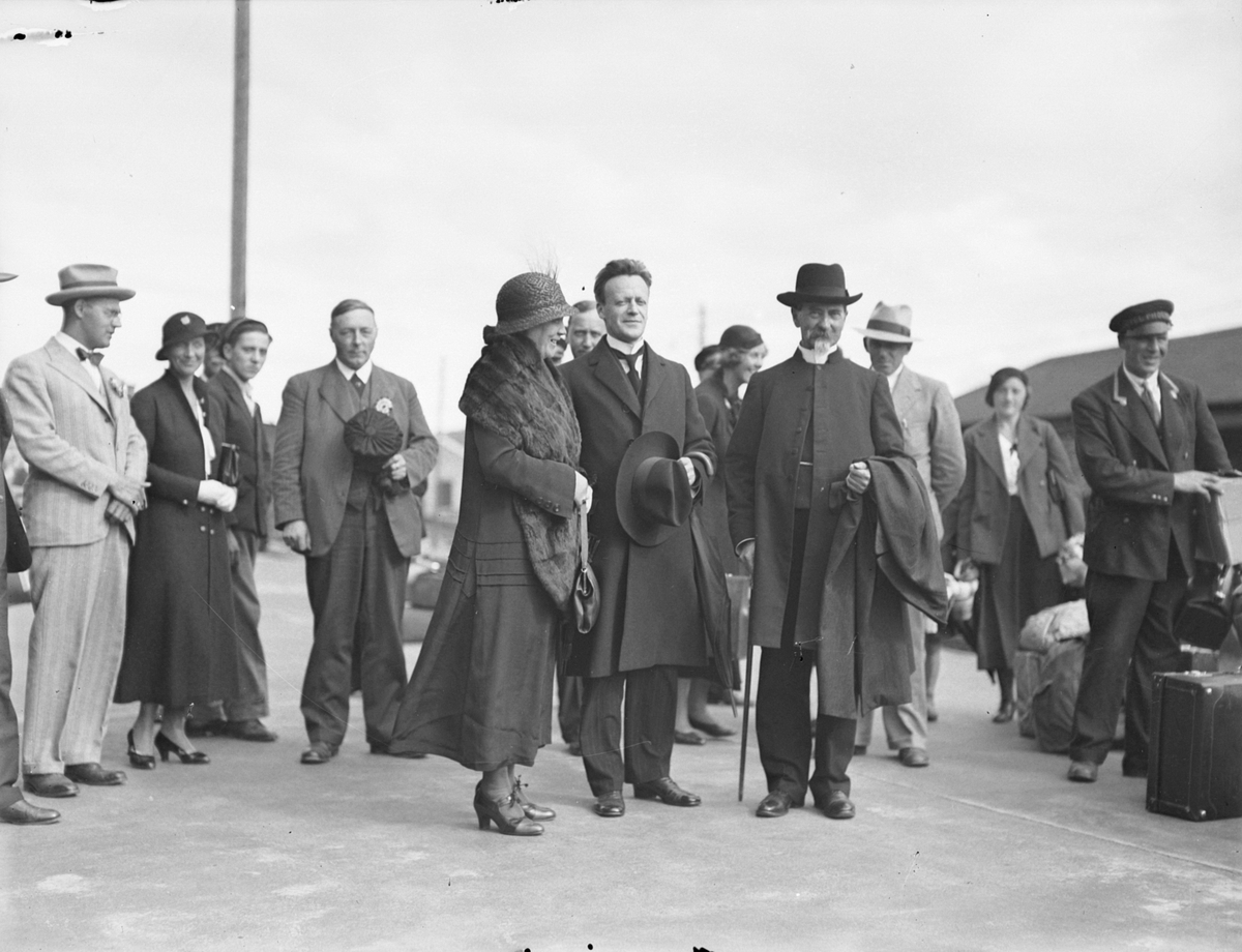 Den svenske erkebiskop Erling Eidem og hans kone Elisabeth ankommer ...