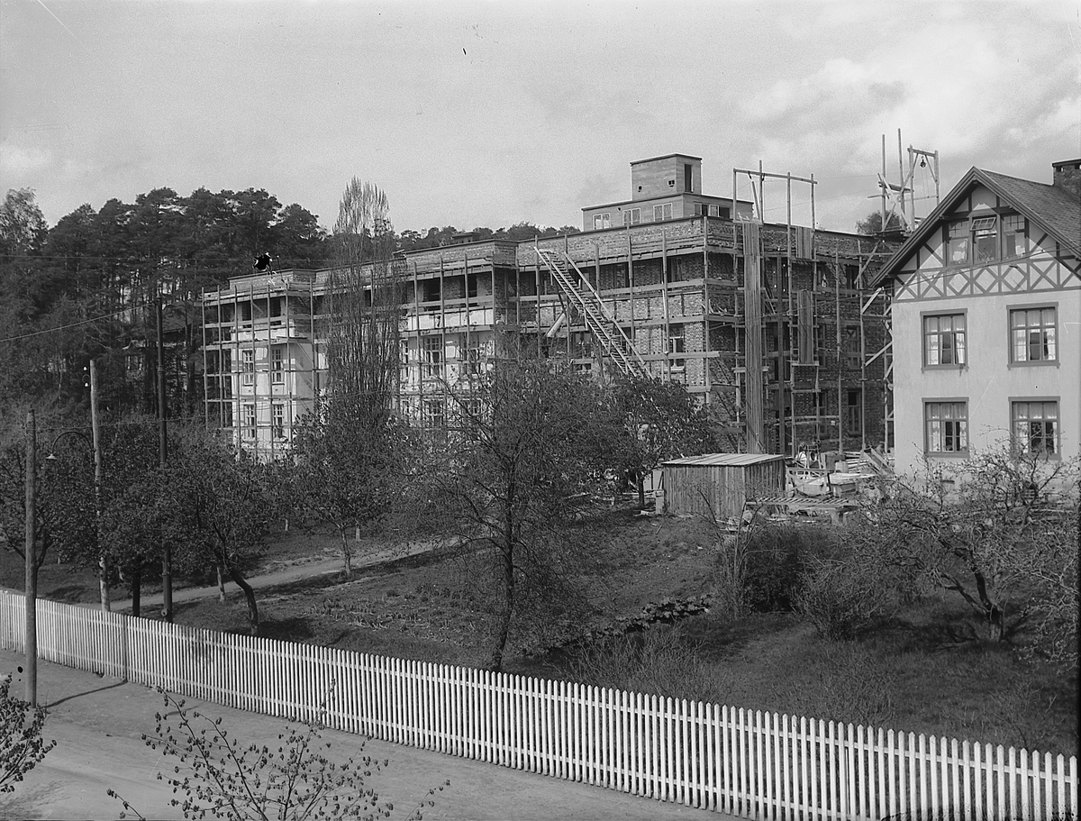 Hamar sykehus under påbygging, det ble lagt til en etasje og oppført en ...