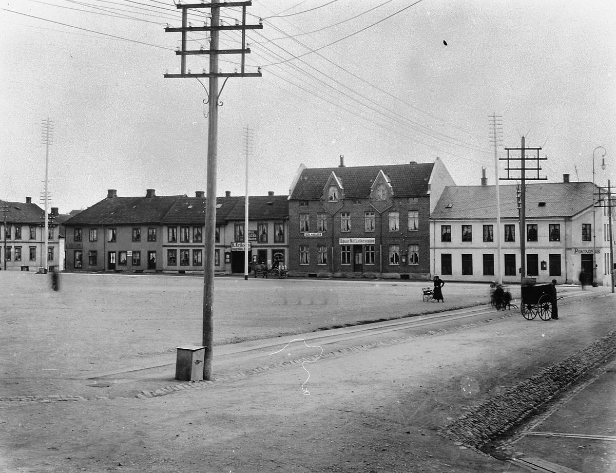 Østre Torg i Hamar med bebyggelsen langs Vangsvegen. Postkontor, Hamar ...