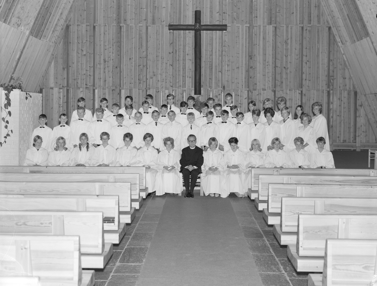 Konfirmanter i Brumunddal kirke, Gruppe Mørkved krets. Prest Carl ...